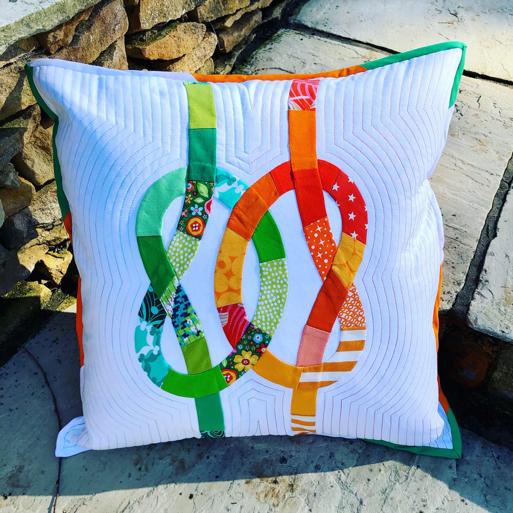 Double Friendship Knots Mini Quilt Showcase Gallery – WholeCircleStudio